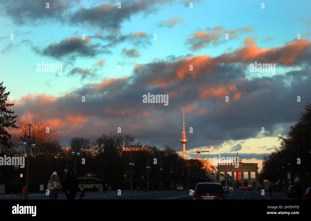 Berlin, Germany. 22nd Nov, 2021. The setting sun shines at temperatures ...