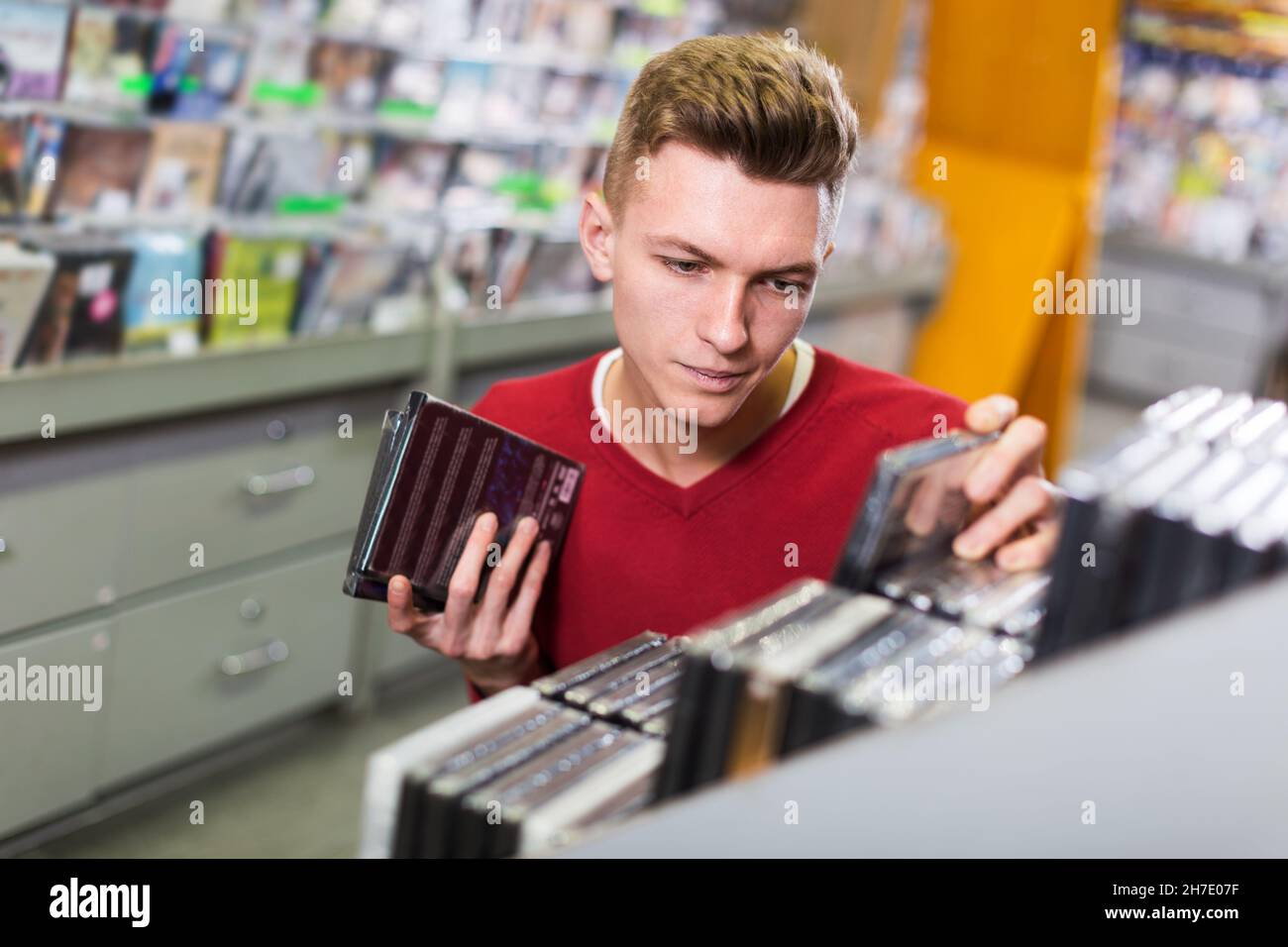 Man dvd shop hi-res stock photography and images - Alamy