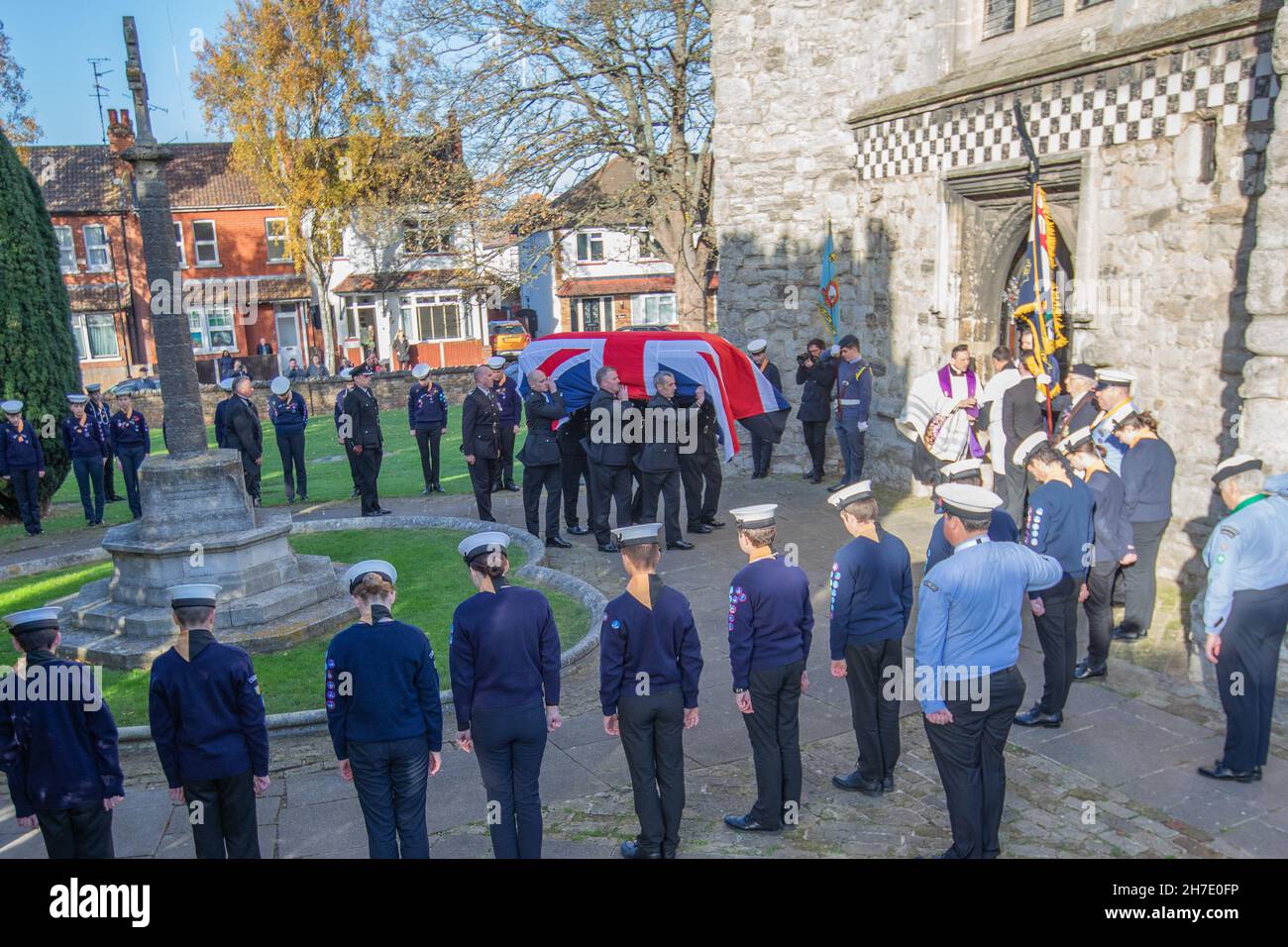 22nd Nov, 2021. Southend on Sea, UK. Pallbearers carry the Union Jack ...