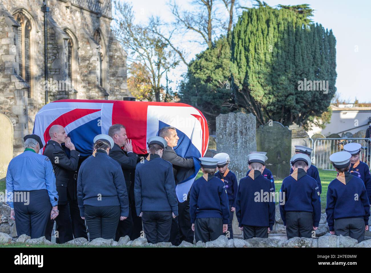22nd Nov, 2021. Southend on Sea, UK. A horse drawn hearse carries the ...