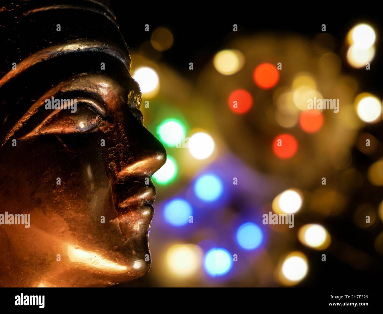 Egyptian gold statue hi-res stock photography and images - Alamy