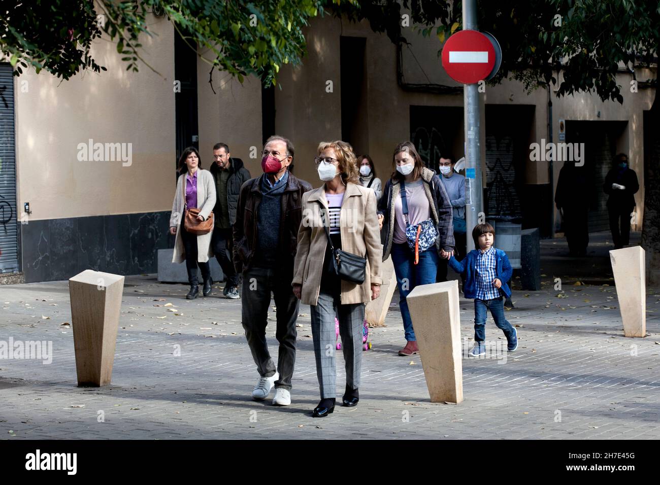 People walking with face mask hi-res stock photography and images - Alamy