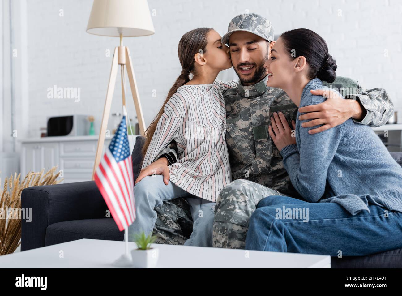 Soldier kissing woman hi-res stock photography and images - Alamy