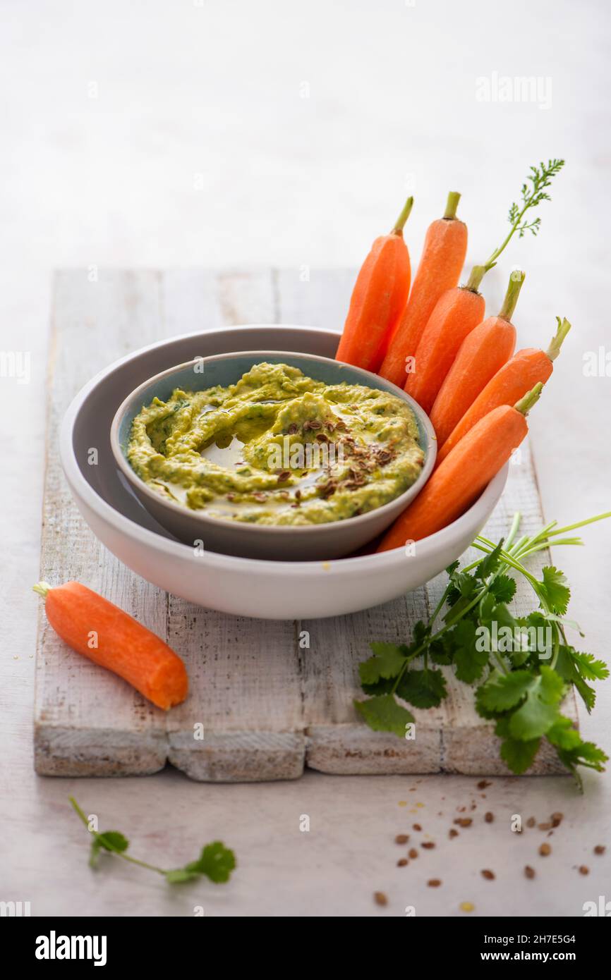 Hummus with fresh coriander and toasted coriander seeds Stock Photo - Alamy