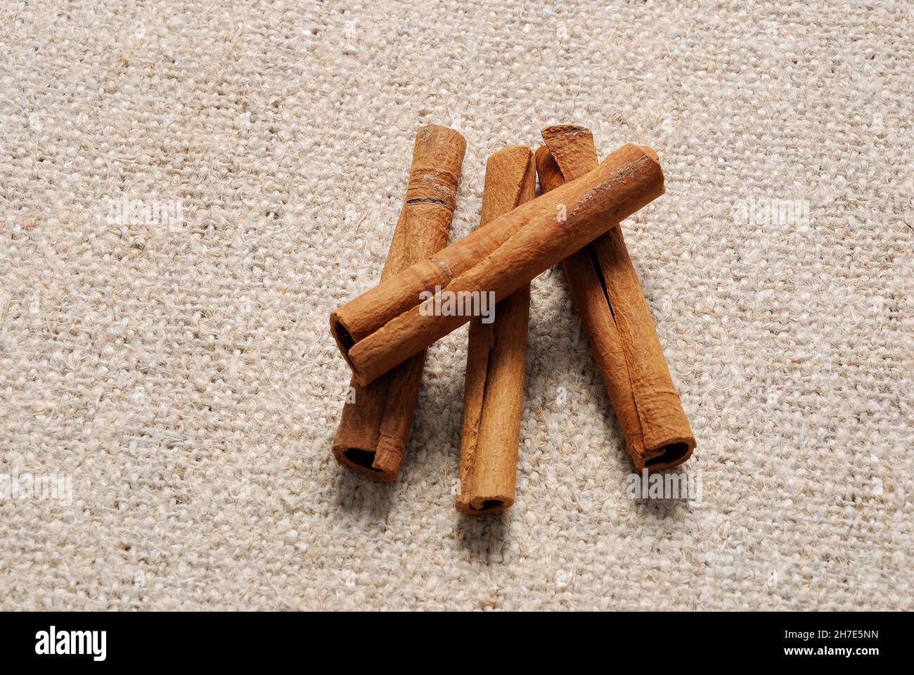 Cinnamon sticks on an organic linen fabric Stock Photo - Alamy