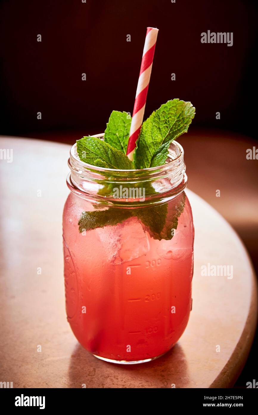 Iced tea with peppermint Stock Photo - Alamy