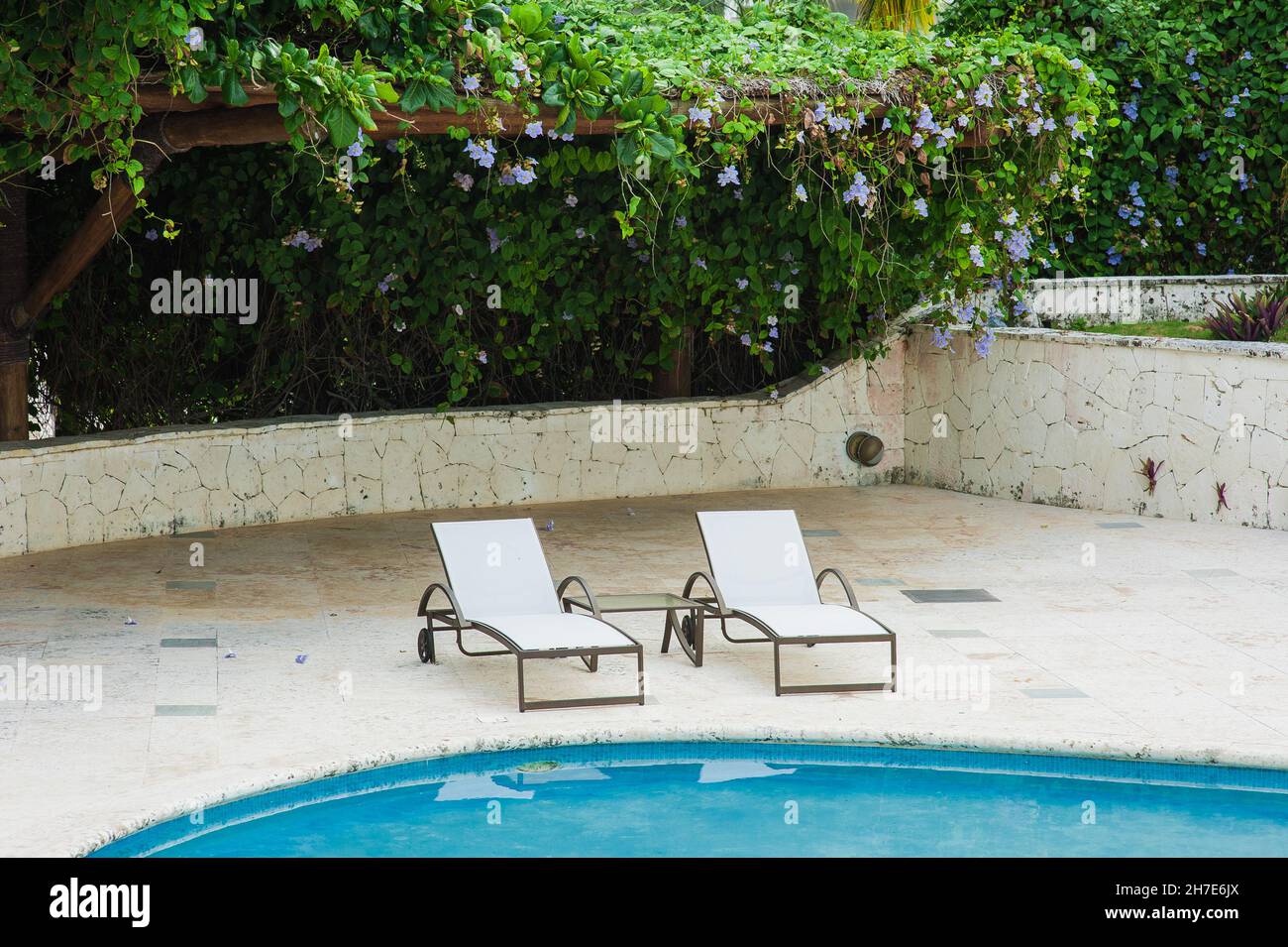 Swimming Pool at tropical beach - summer vacation background Stock ...