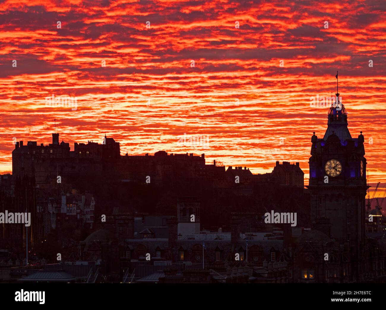 Edinburgh City, Scotland, UK. 22nd November 2021. Stunning sunset over ...
