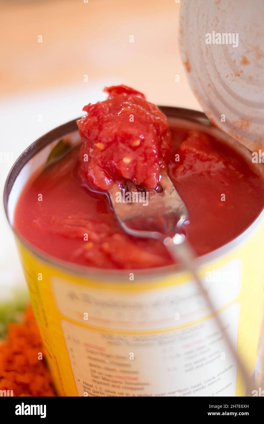 Tinned tomatoes hi-res stock photography and images - Alamy