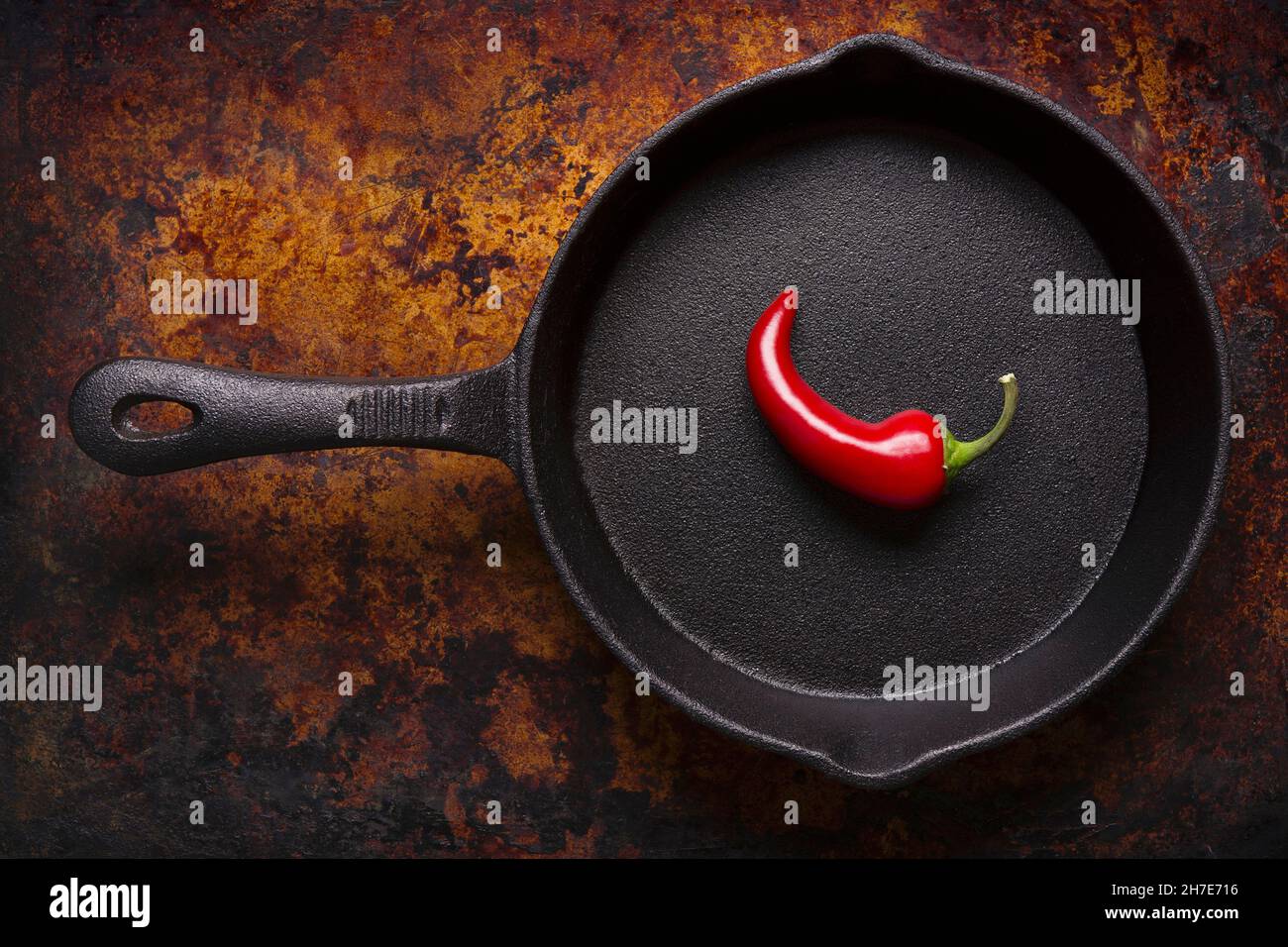 Single red chilli hi-res stock photography and images - Alamy