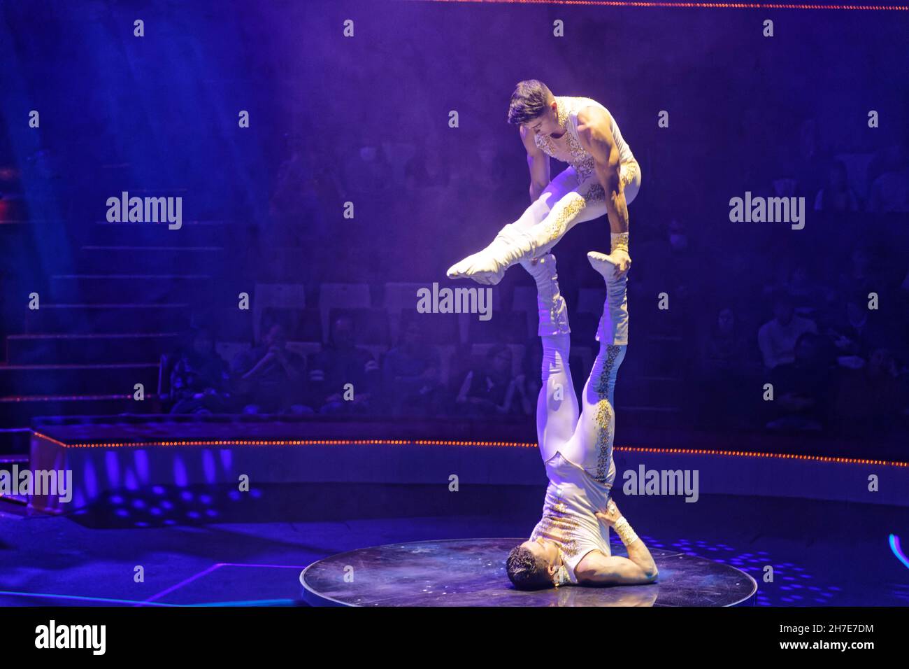 Paris, France. 20th Nov, 2021. Acrobats Fratelli Caveagna Andrea and ...