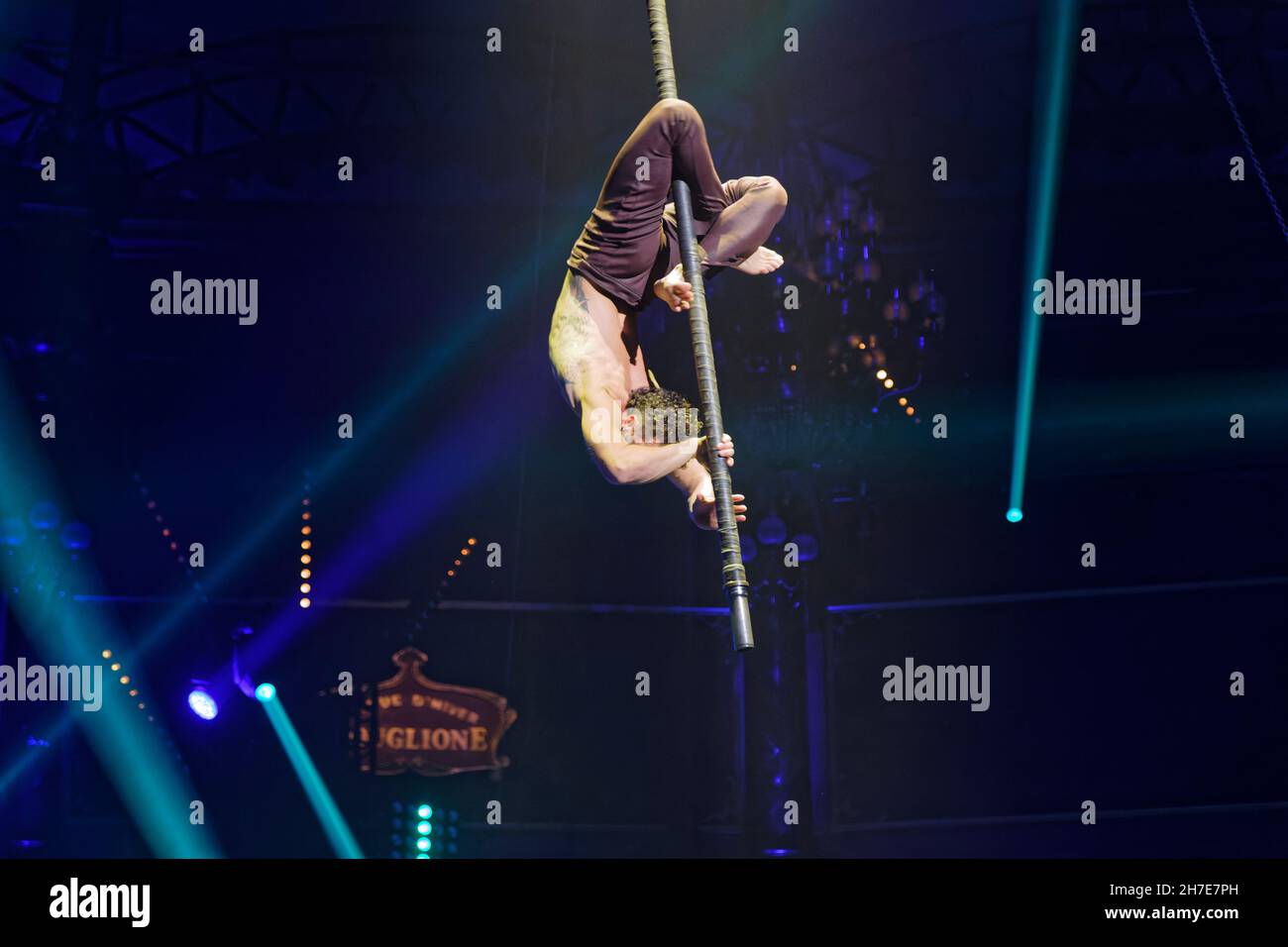 Paris, France. 20th Nov, 2021. Antonio Vargas at the aerial mast performs during the Cirque ...