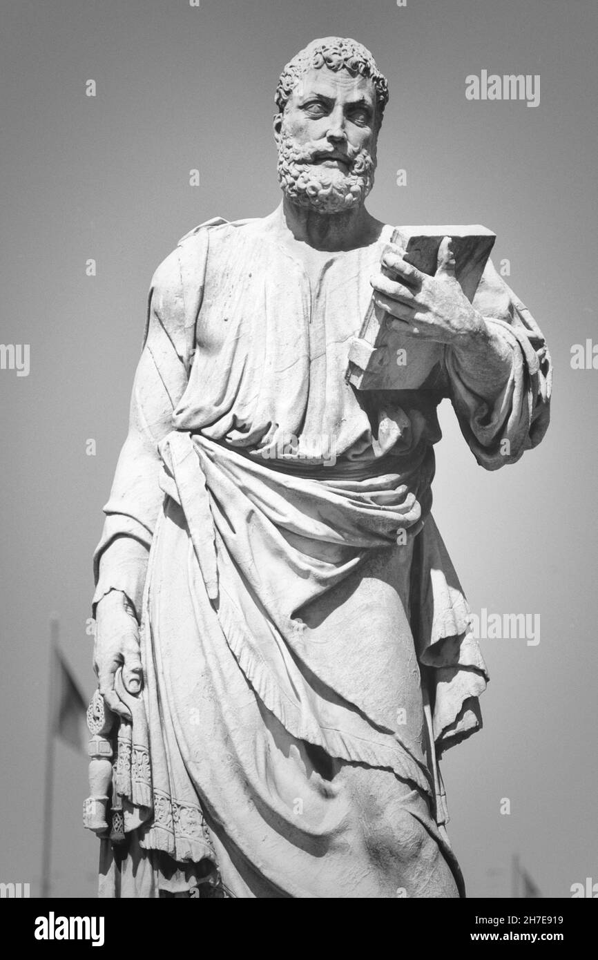 Statue reading book hi-res stock photography and images - Alamy