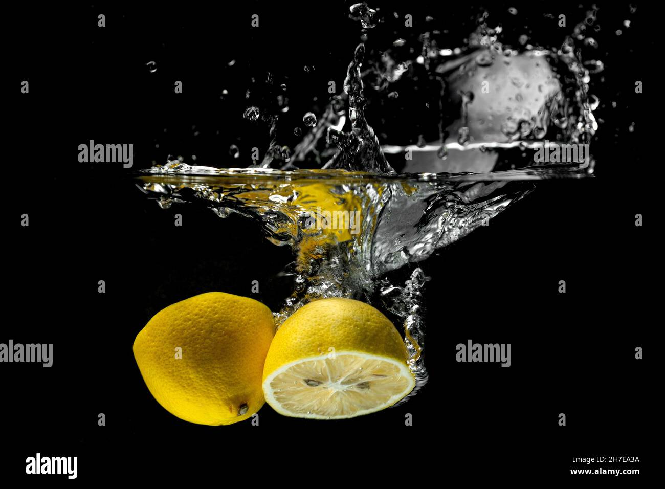 Lemon falling into water creating movement, motion and splashes Stock Photo - Alamy