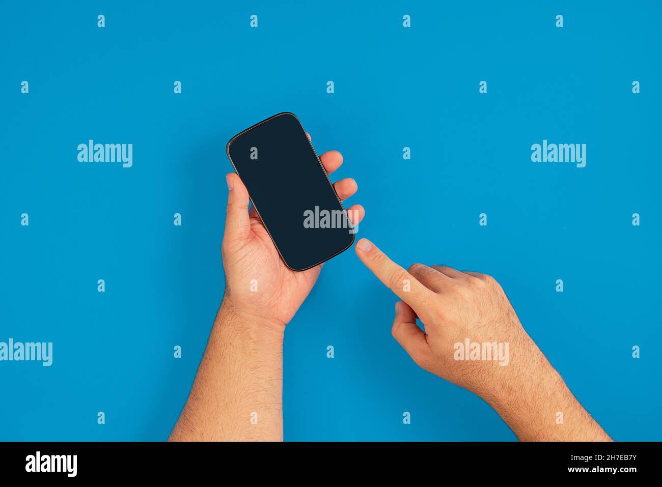 Pointing on phone screen hi-res stock photography and images - Alamy