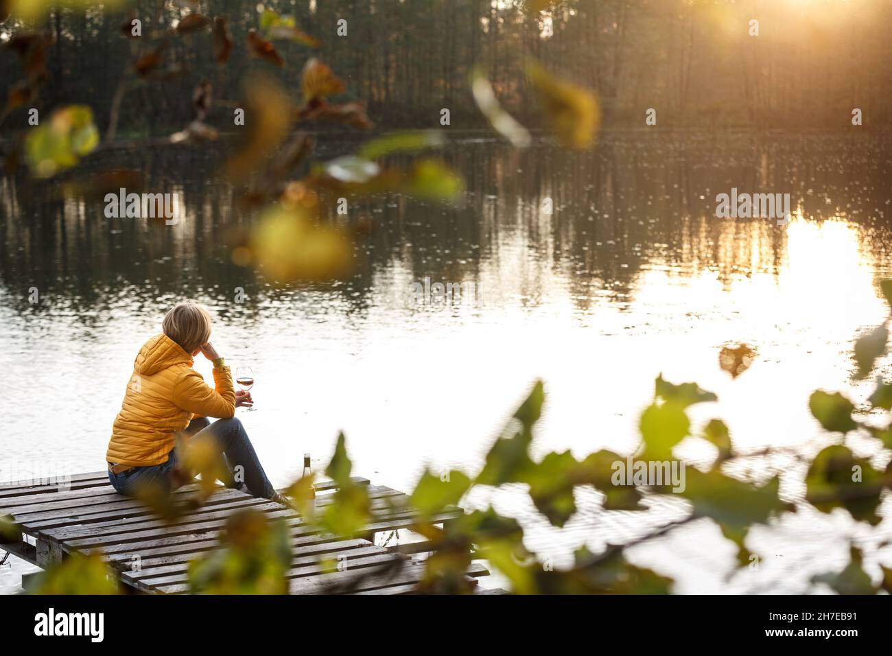 Woman alone watching sunset hi-res stock photography and images - Alamy