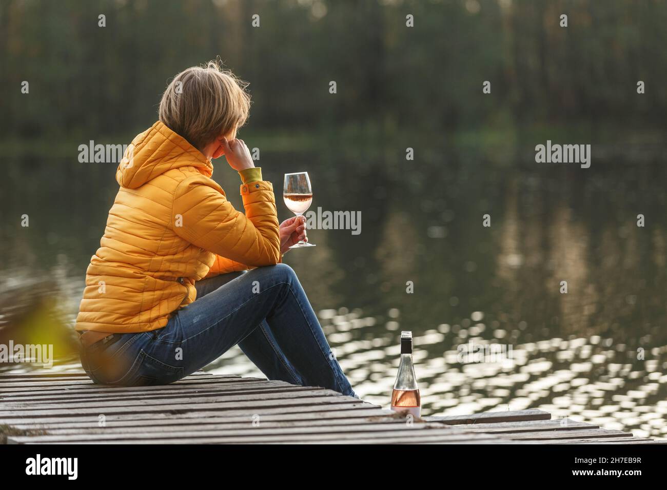 Woman alone watching sunset hi-res stock photography and images - Alamy