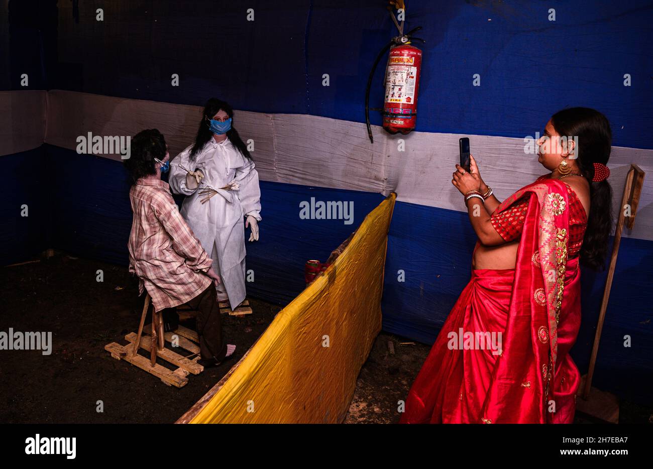 Statues with ppe kits hi-res stock photography and images - Alamy