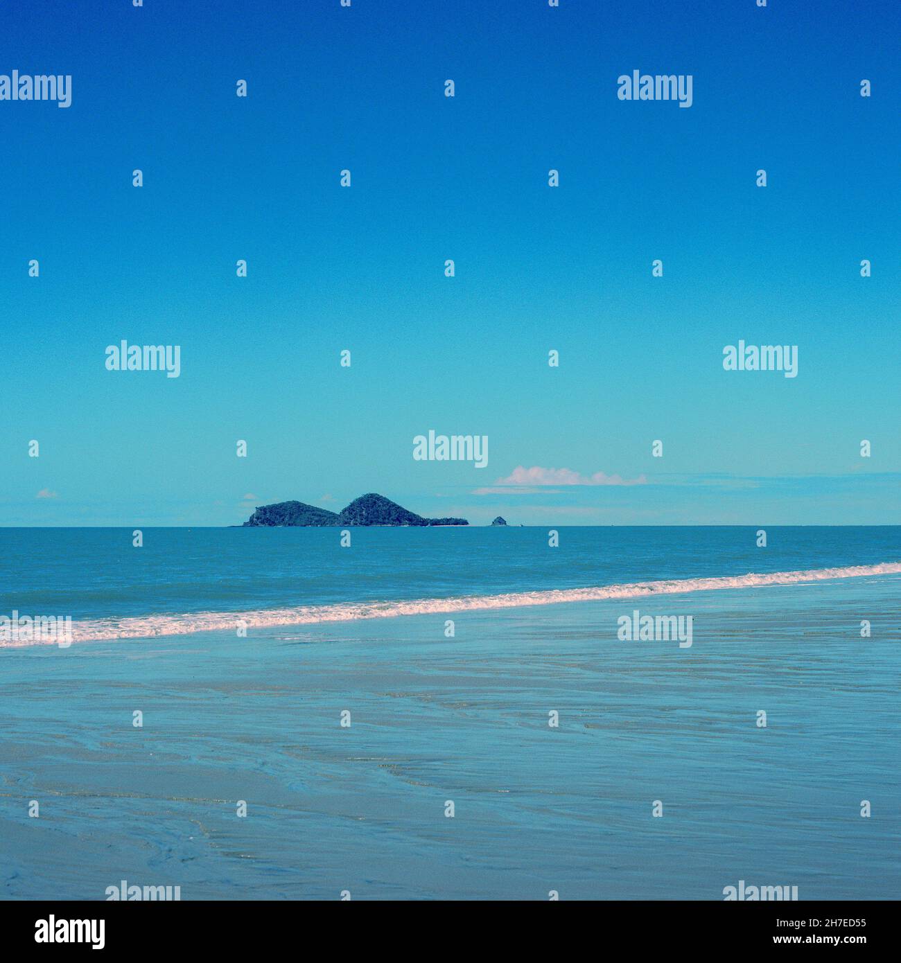 Marlin Bay beach,near Cairns, Queensland,Australia Stock Photo - Alamy