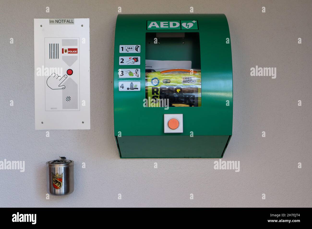 Aed defibrillator hi-res stock photography and images - Alamy