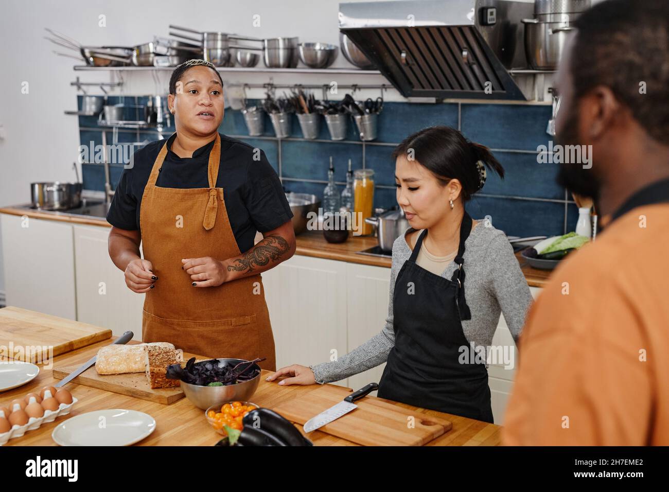 Kitchen team hi-res stock photography and images - Alamy