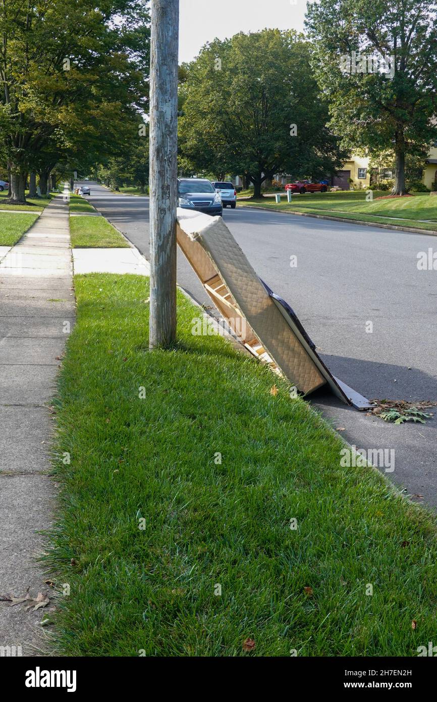 Leaning utility pole hi-res stock photography and images - Alamy