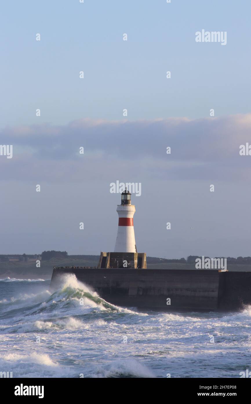 Dashing wave hi-res stock photography and images - Alamy