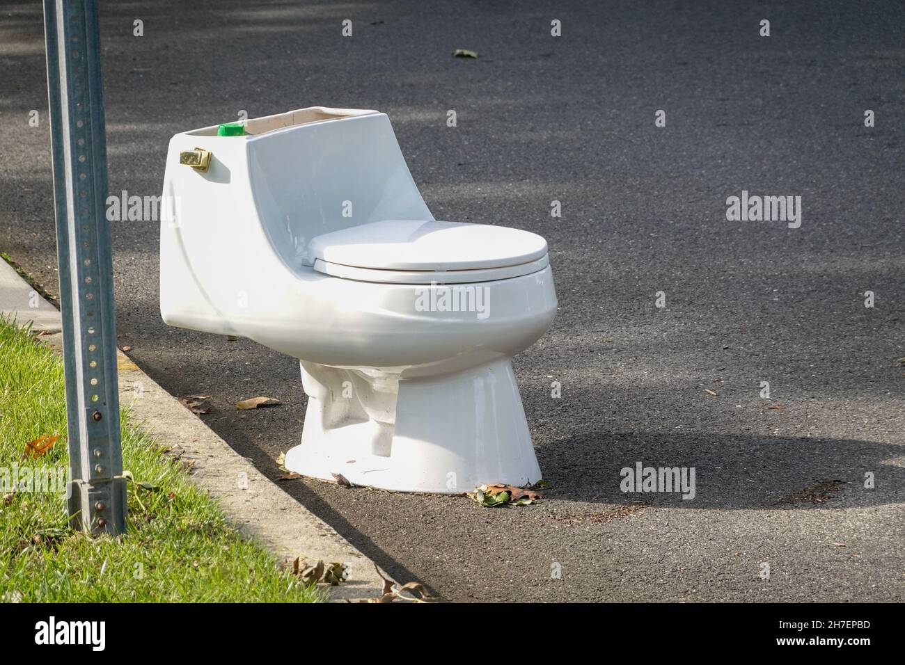 Roadside bathroom hi-res stock photography and images - Alamy