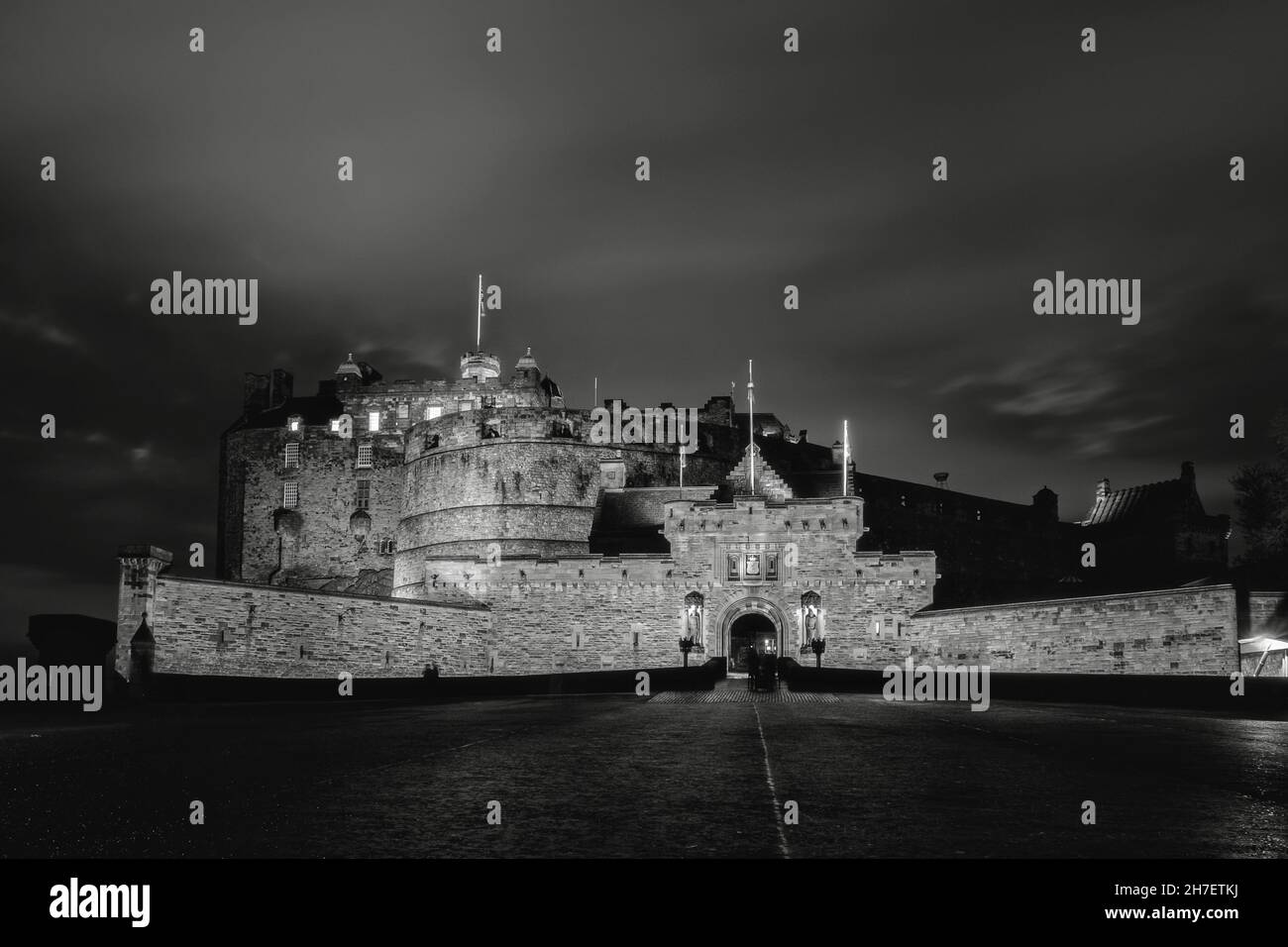 Cityscape edinburgh in black white hi-res stock photography and images ...