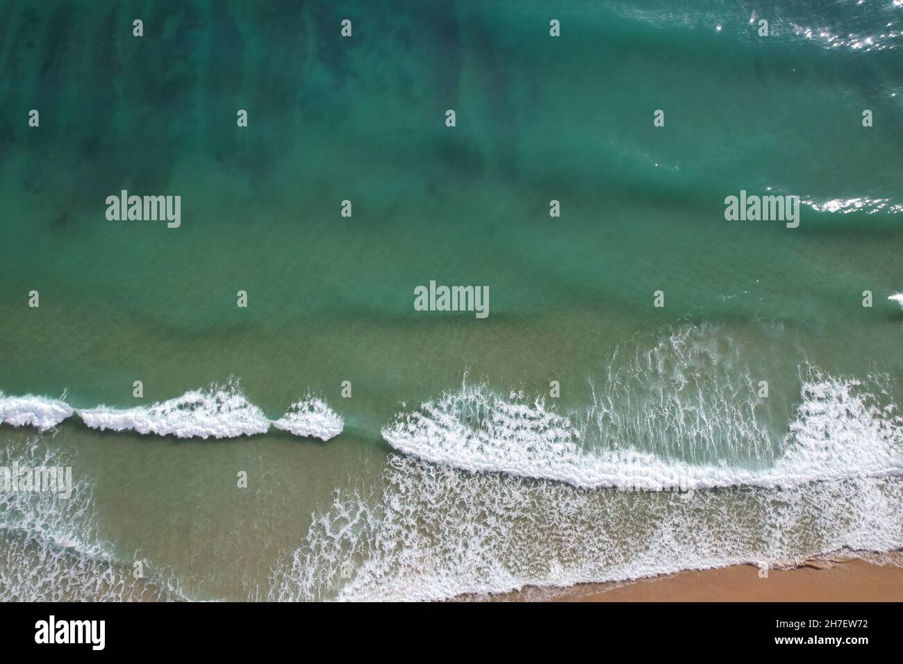 Beach and waves from top view. Turquoise water background. Summer ...