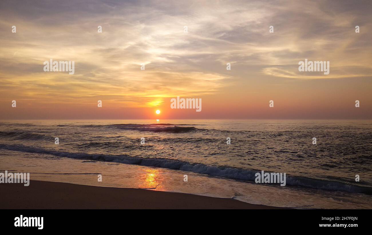 Beautiful autumn sunset over the Atlantic ocean in Quiaios Beach ...