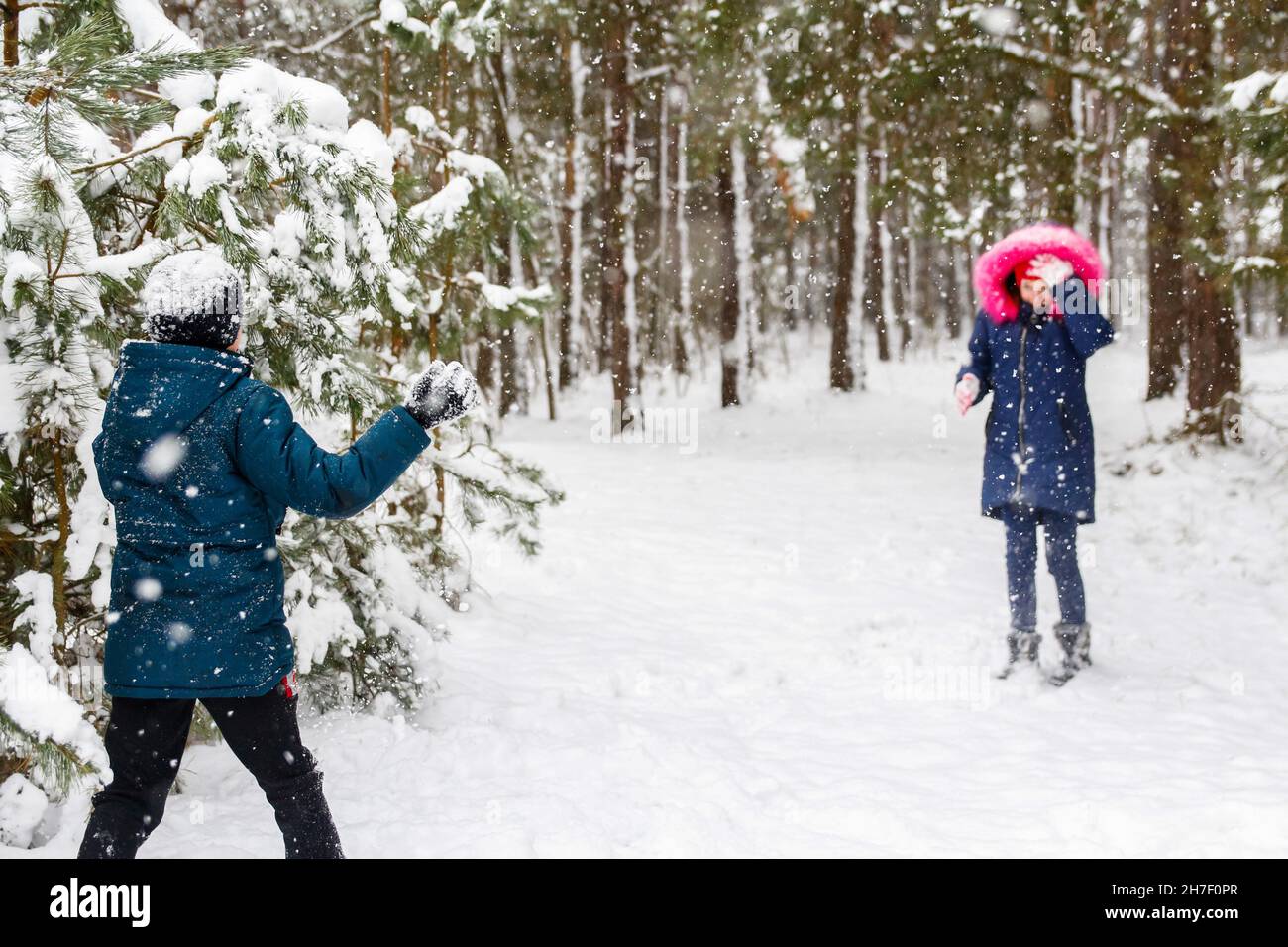 Kid playing snowball fight hi-res stock photography and images - Alamy