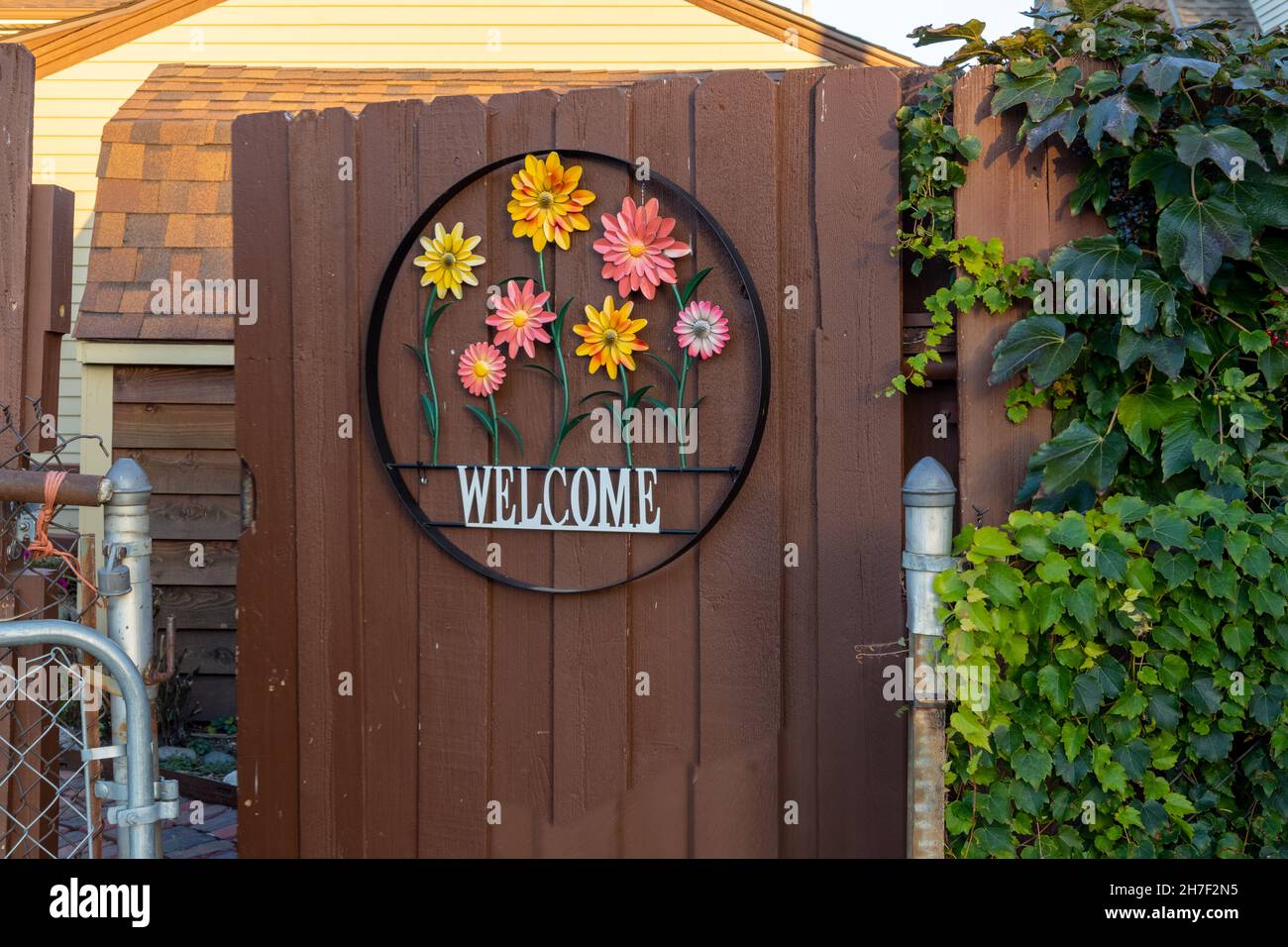 Cute welcome sign on a house entrance door Stock Photo - Alamy
