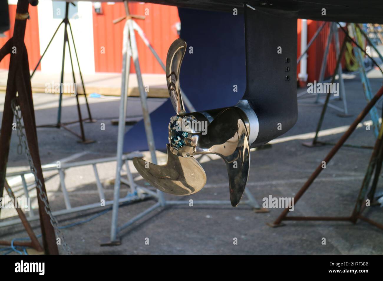 Folding propeller on sail yacht drive Stock Photo - Alamy