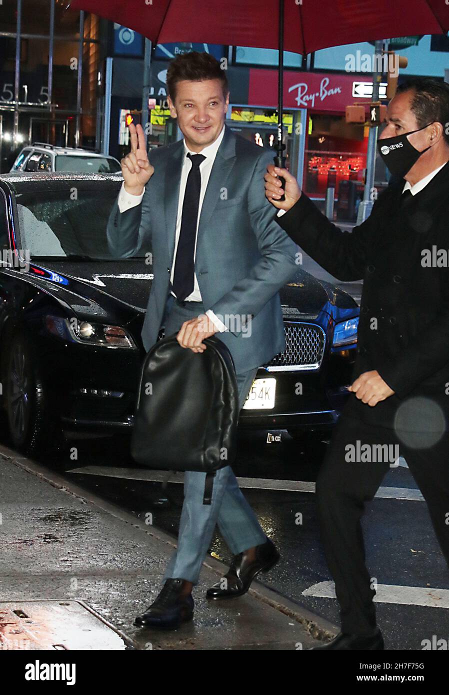 New York, NY, USA. 22nd Nov, 2021. Jeremy Renner arrives at Good ...