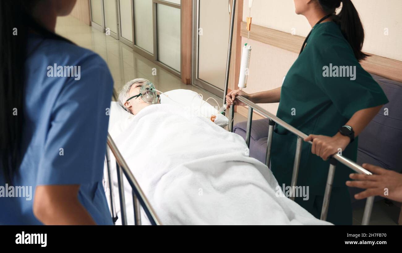 Emergency Department. Nurse and senior doctor team busy push emergency ...