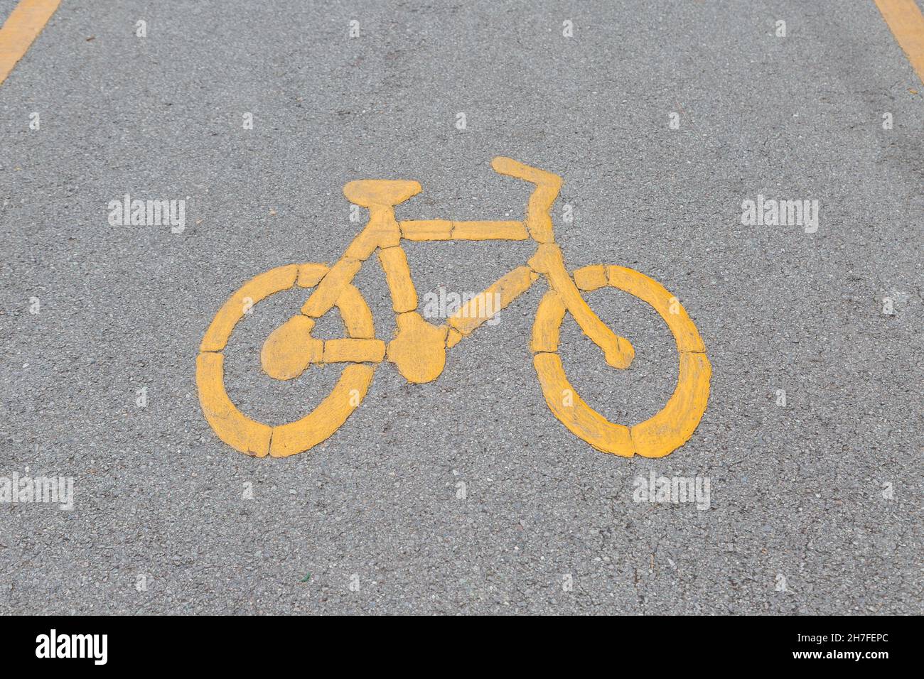Bike lanes and yellow bike symbol, Bike alley in public park Garden ...