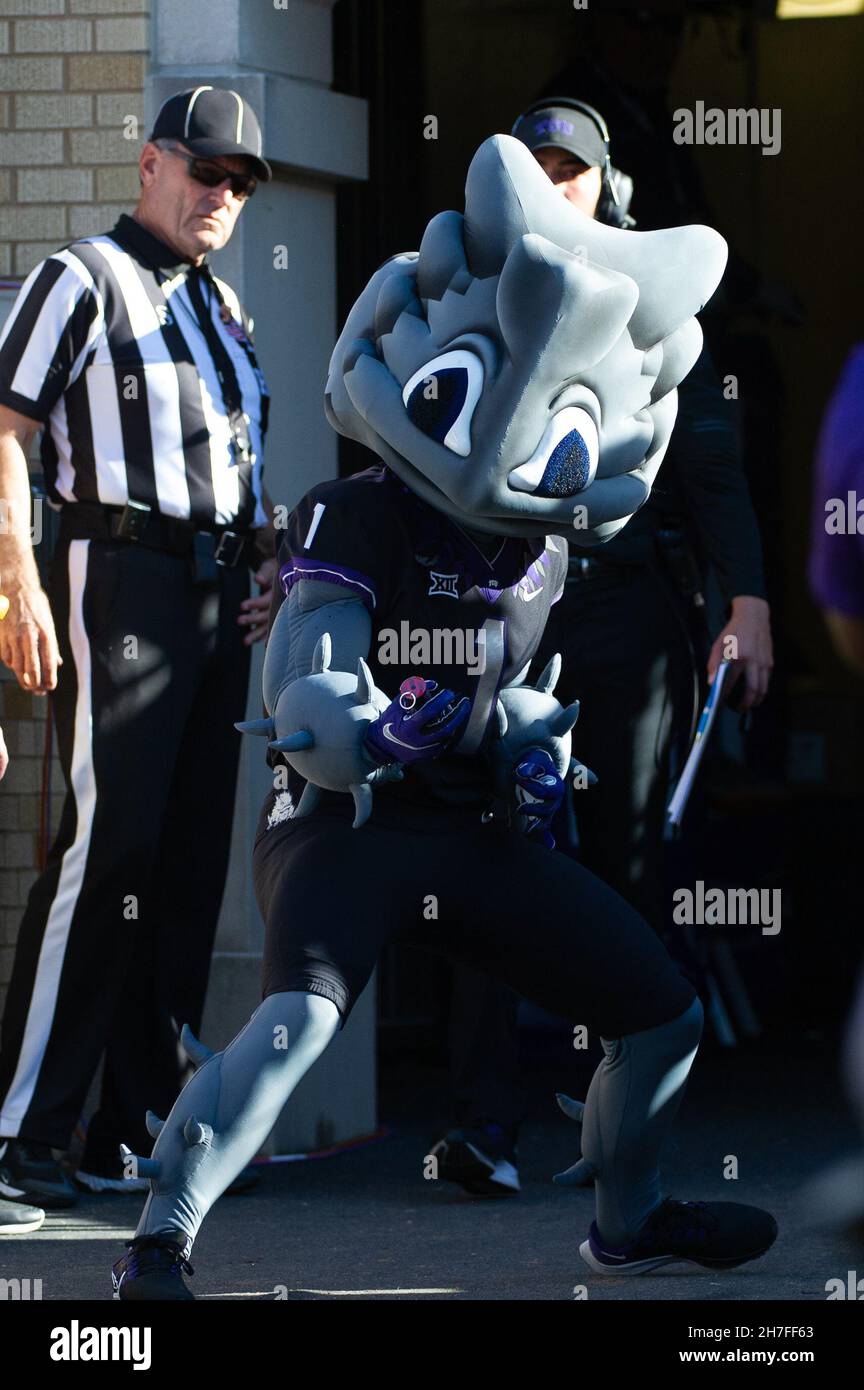 Fort Worth, Texas, USA. 20th Nov, 2021. TCU Horned Frogs mascot playing ...