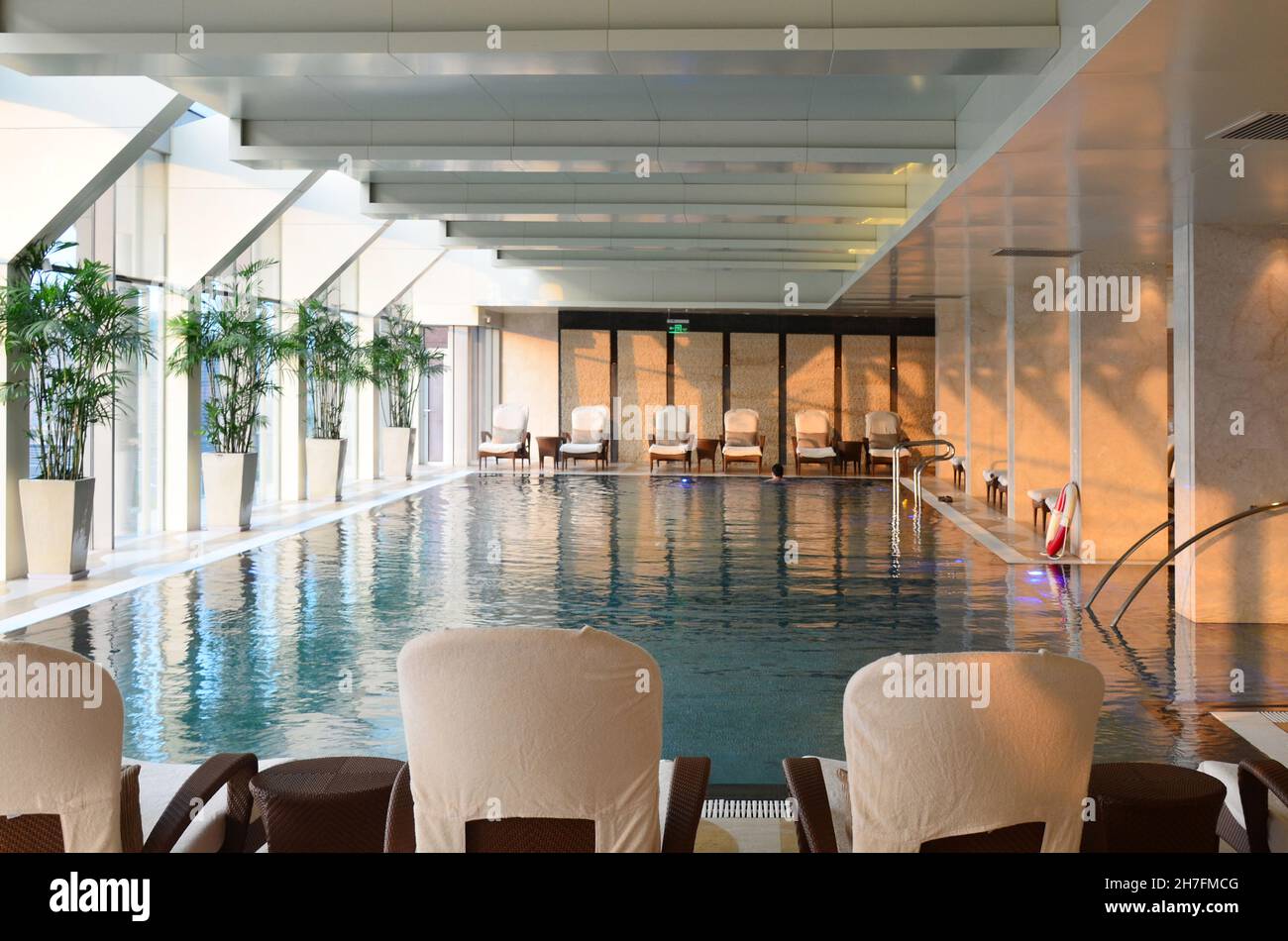 CHINA. BEIJING. THE FOUR SEASONS HOTEL. THE SWIMMING POOL Stock Photo ...