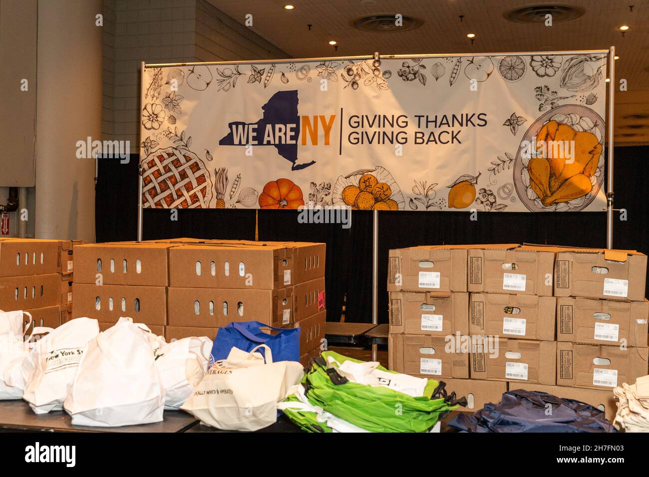 Turkeys packing hi-res stock photography and images - Alamy