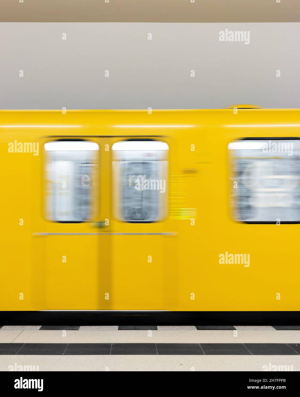 Vertical shot yellow train hi-res stock photography and images - Alamy