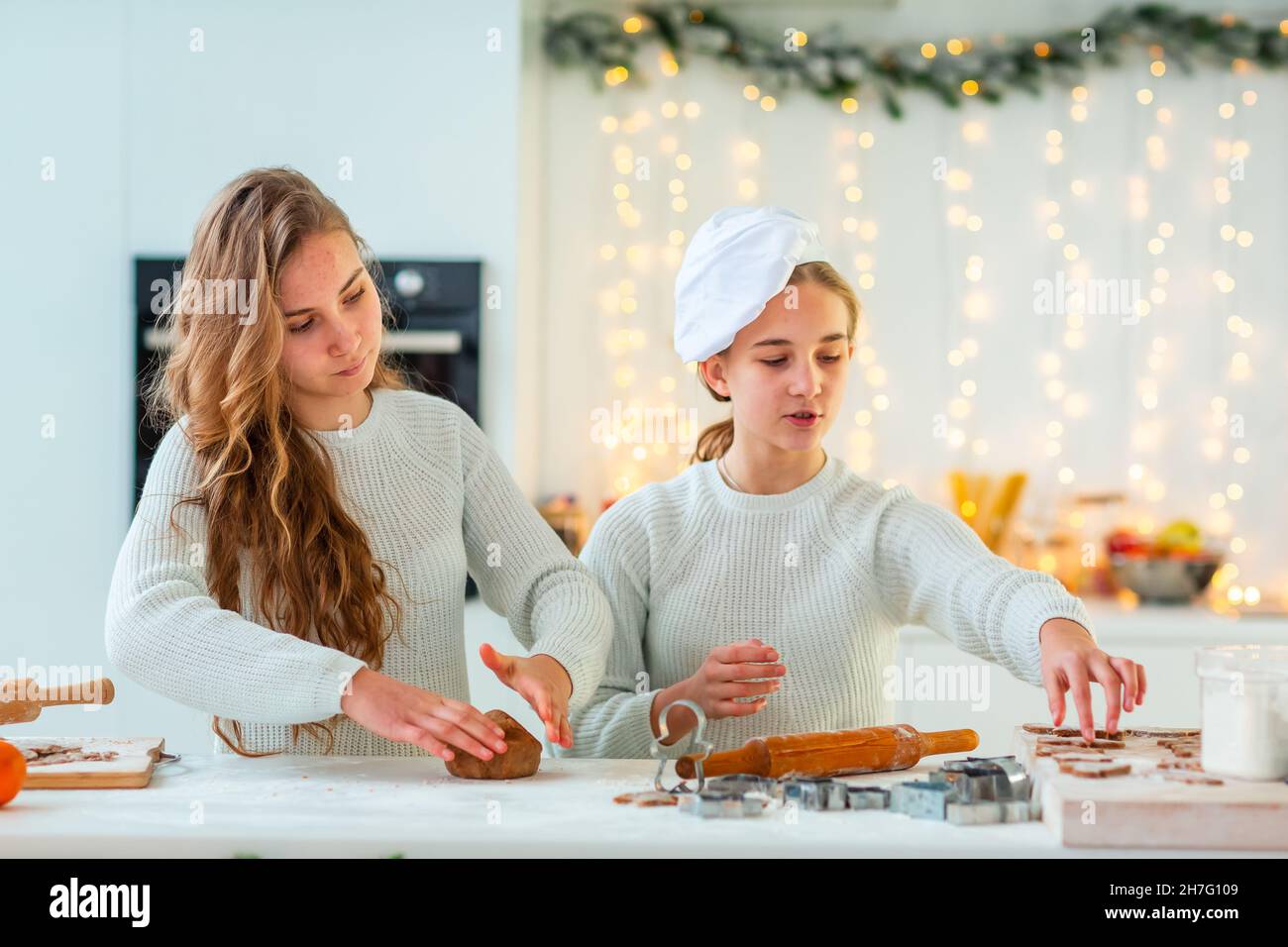 Two sisters cooking together hi-res stock photography and images - Alamy
