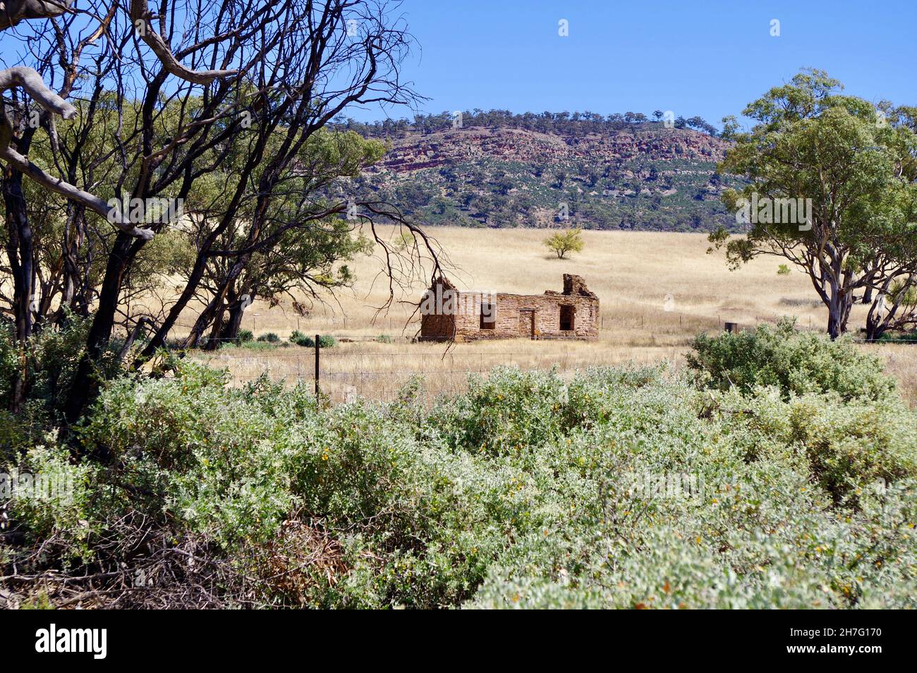 Deserted stone cottage Flinders Ranges desert scene South Australia ...