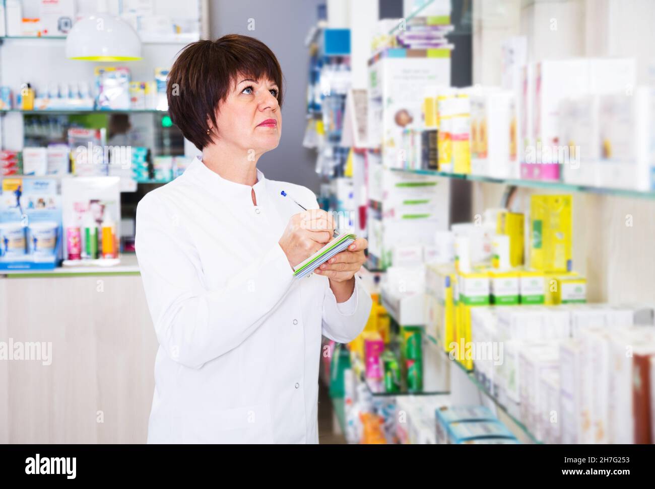 Woman pharmacist in pharmacy Stock Photo - Alamy