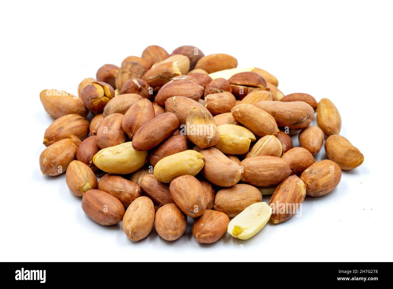 Peanuts isolated on white background. Snack fresh peanuts. close up ...