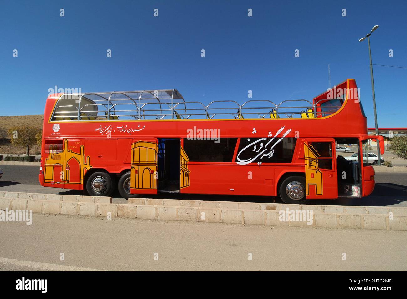 Roofless bus hi-res stock photography and images - Alamy