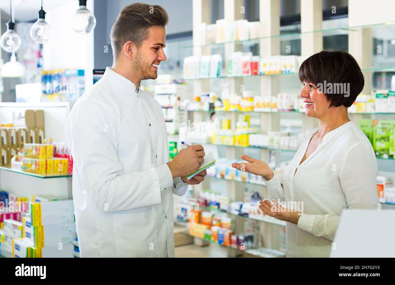Pharmacist consulting customers man hi-res stock photography and images ...