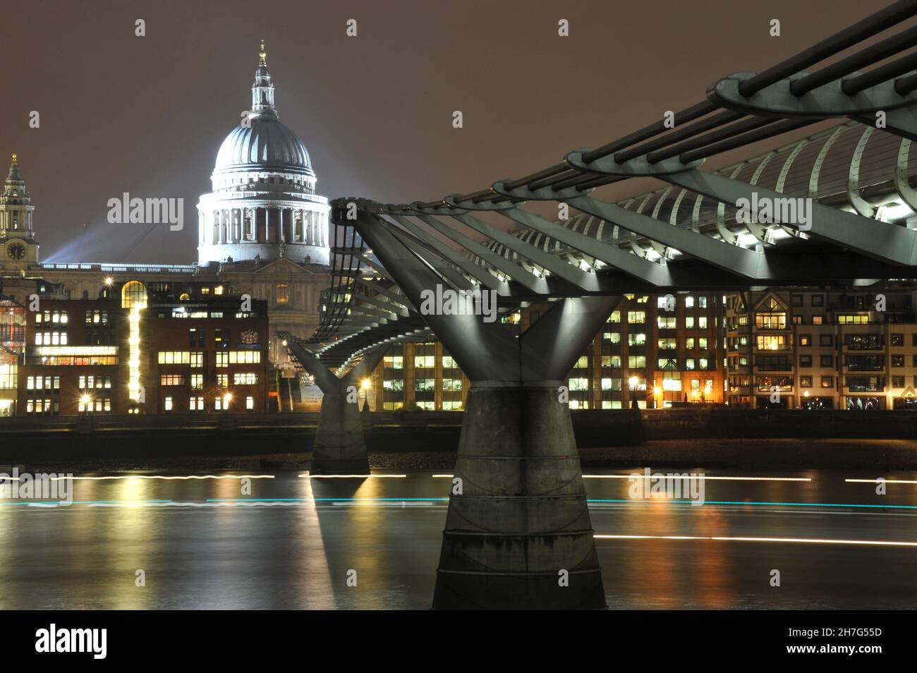 UNITED KINGDOM. ENGLAND. LONDON. THE THAMES. THE MILLENIUM BRIDGE, A ...
