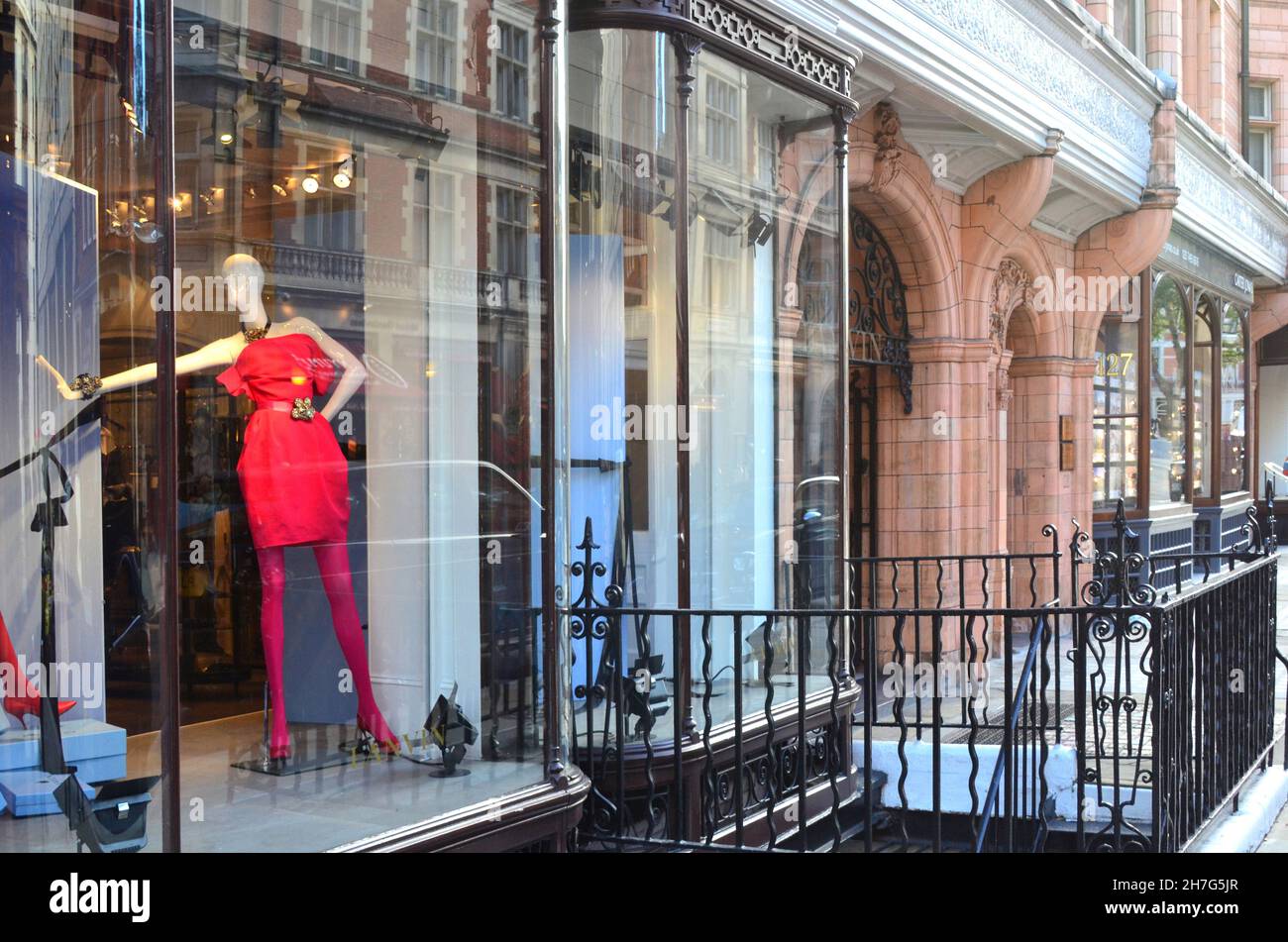 UNITED KINGDOM. ENGLAND. MAYFAIR. MOUNT STREET IS FAMOUS FOR ITS NICE ...