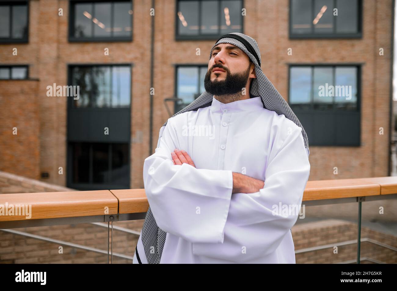 Bearded middle eastern man in white thobe Stock Photo - Alamy
